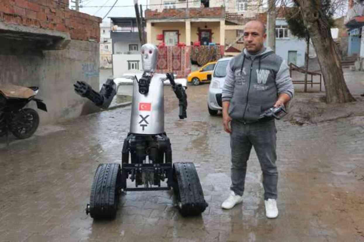 Siirt'te ilkokul mezunu yapay zeka destekli robot asker yaptı - Son Dakika