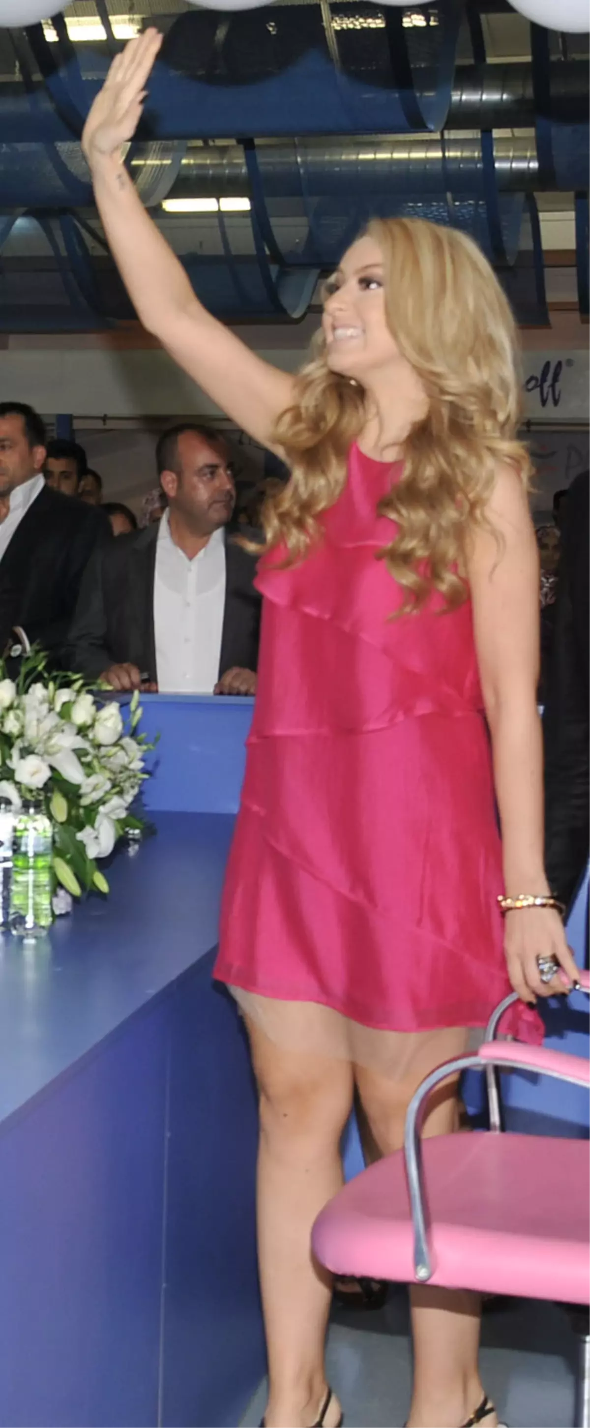 Hadise Bursa'da Albümünü İmzaladı - Son Dakika