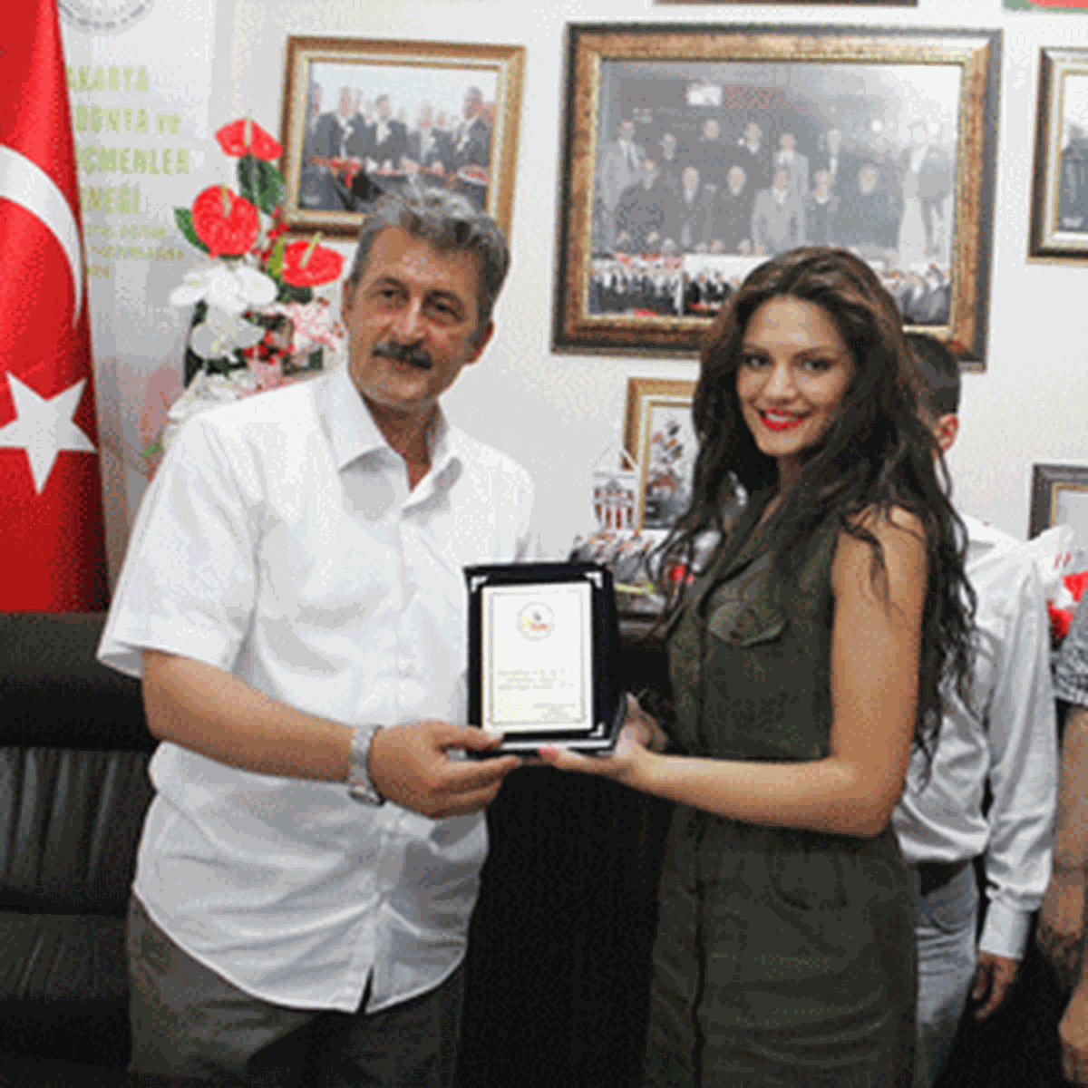 Tüm Göçmenler Derneği, Dünya Güzeli Almeda Abazi'yi Ağırladı - Haberler