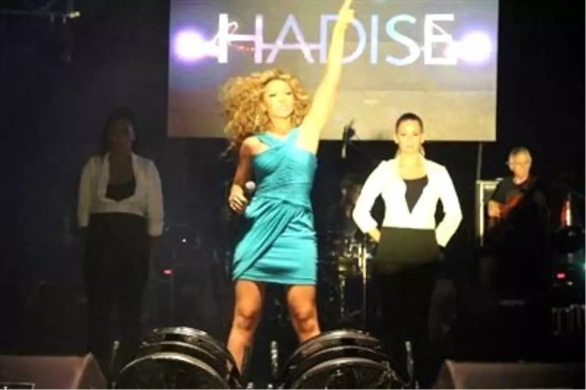 Hadise Siyasete 'Soyunuyor' - Son Dakika