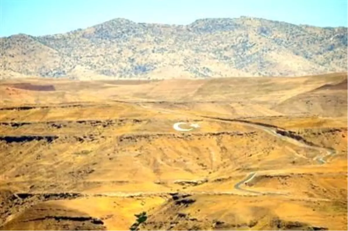 Cudi Dağı Eteklerine Dev Türk Bayrağı - Haberler