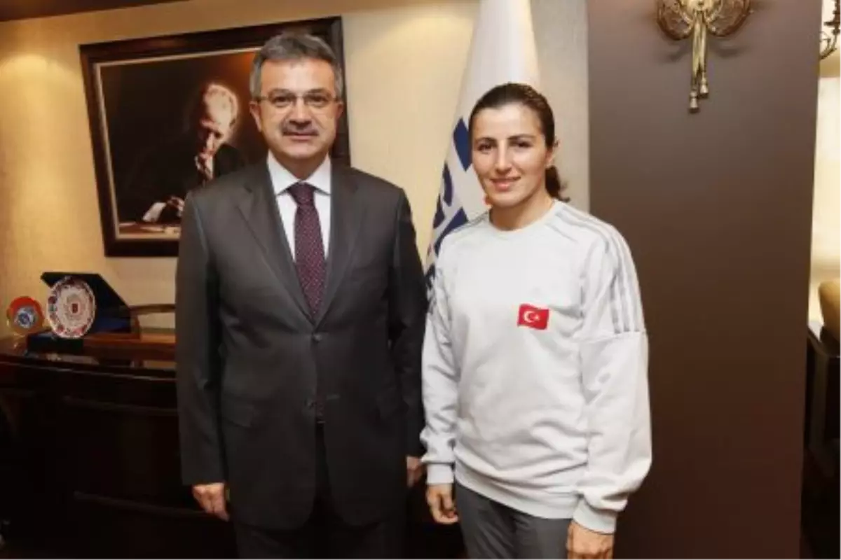 Altın Eldiven Nagehan Köşker'in Konuğu - Haberler