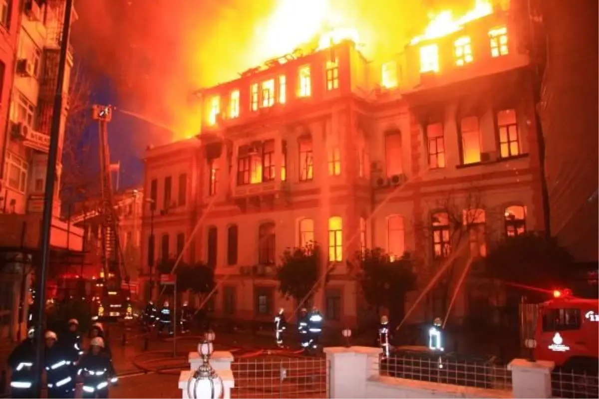 İstanbul İl Milli Eğitim Binası Yandı - Haberler