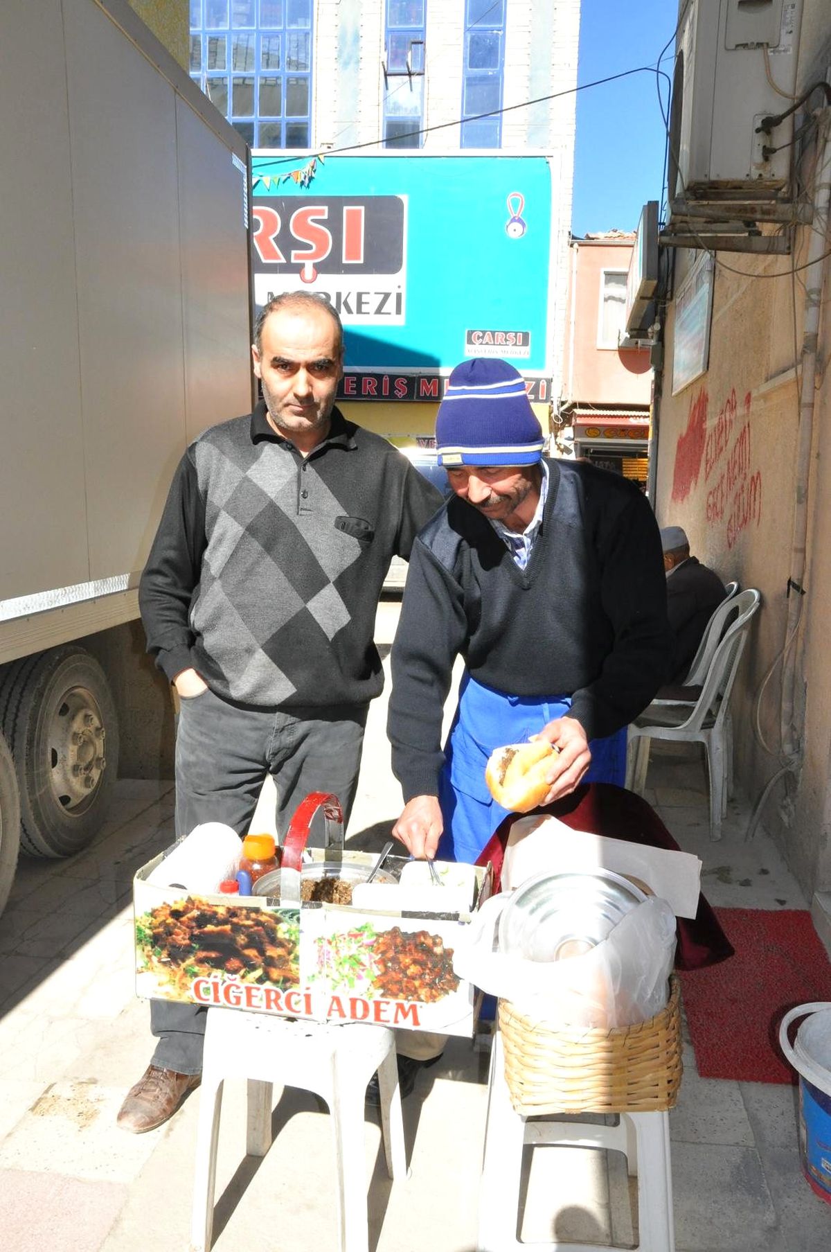 Ciğer Ekmek Satarak Geçimini Sağlıyor - Haberler