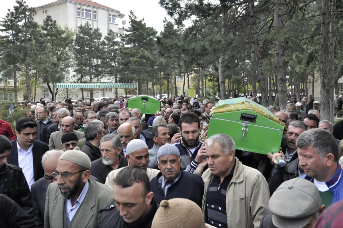 Merdaneyle Öldürülen Anne ve Kızı Defnedildi - Haberler