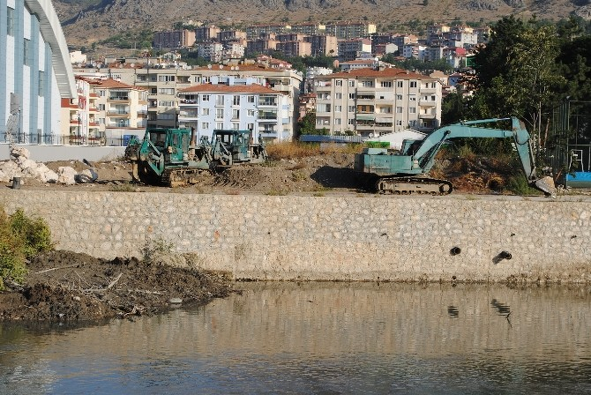 Irmağa Batan İş Makinesi Kurtarıldı - Haberler
