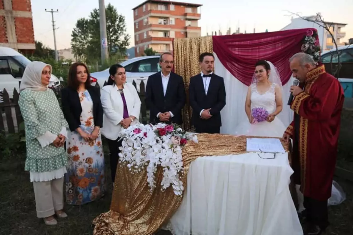 Sevgi Evi'nden Gelin ve Damat Çıktılar - Son Dakika