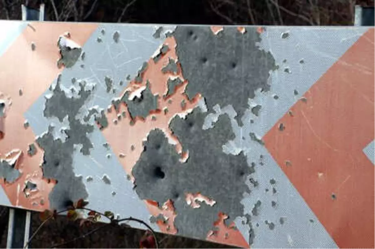 Trafik Levhaları, Magandaların Hedef Tahtası Oldu - Son Dakika