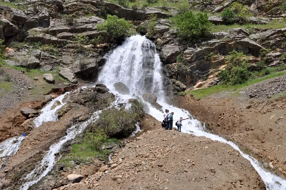 Beyaz Su Şelalesi' Güzelliğiyle Hayran Bırakıyor - Son Dakika