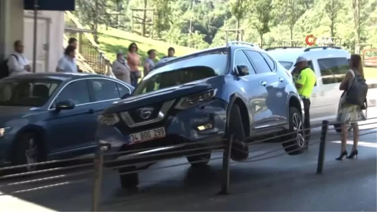 Kadın sürücü aracın kontrolünü kaybetti çelik halatlara tırmandı - Son ...