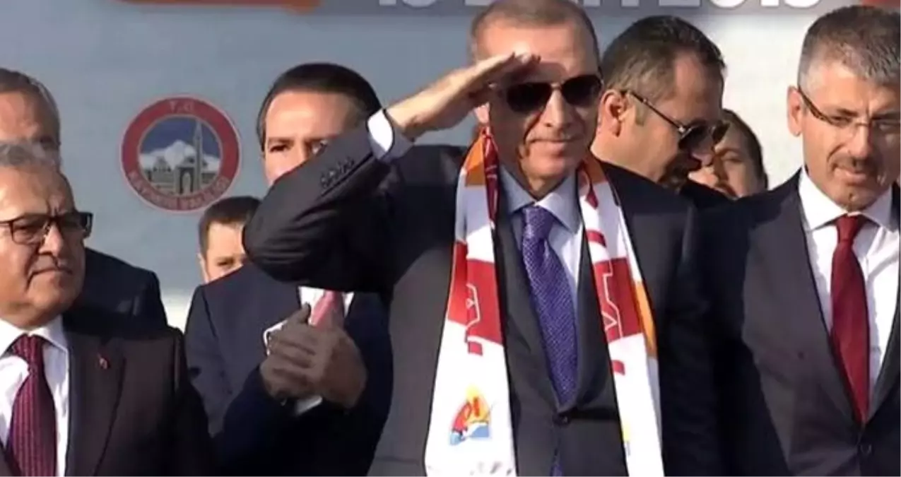 Cumhurbaşkanı Erdoğan asker selamı verdi - Son Dakika