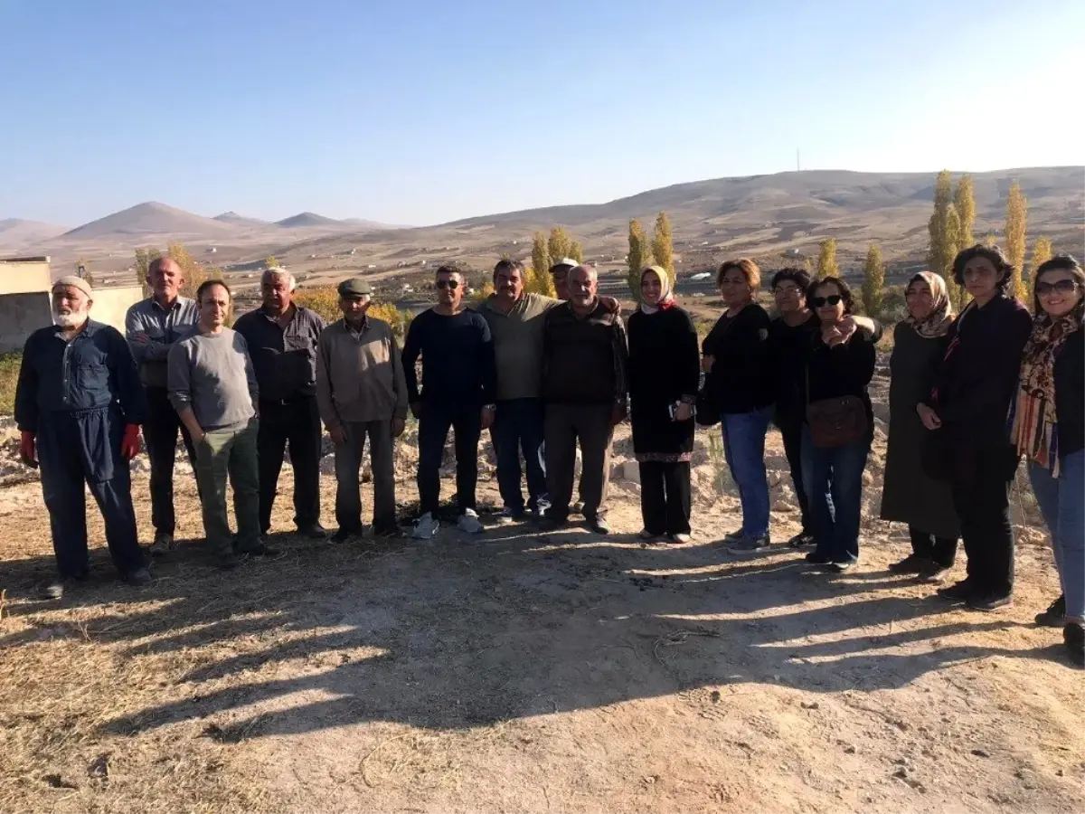 Kayseri Öğretmen Evi 25 kişi ile 550 fidanı toprakla buluşturdu - Son ...