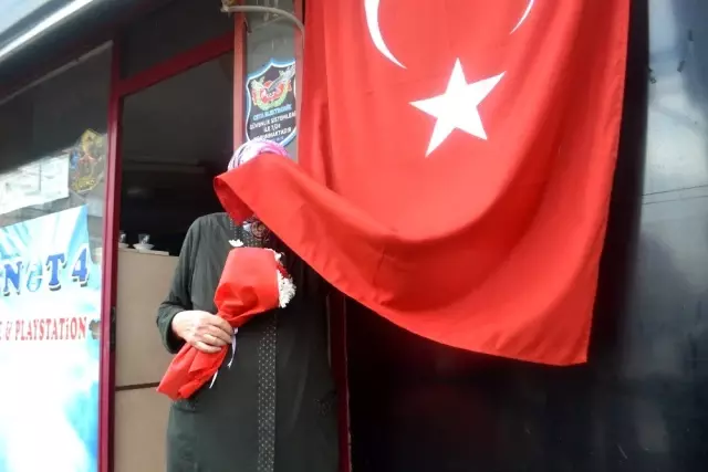 Bayrak sevgisi Türkiye'de gündem olan Nadire Nine: Atatürk'ün ...