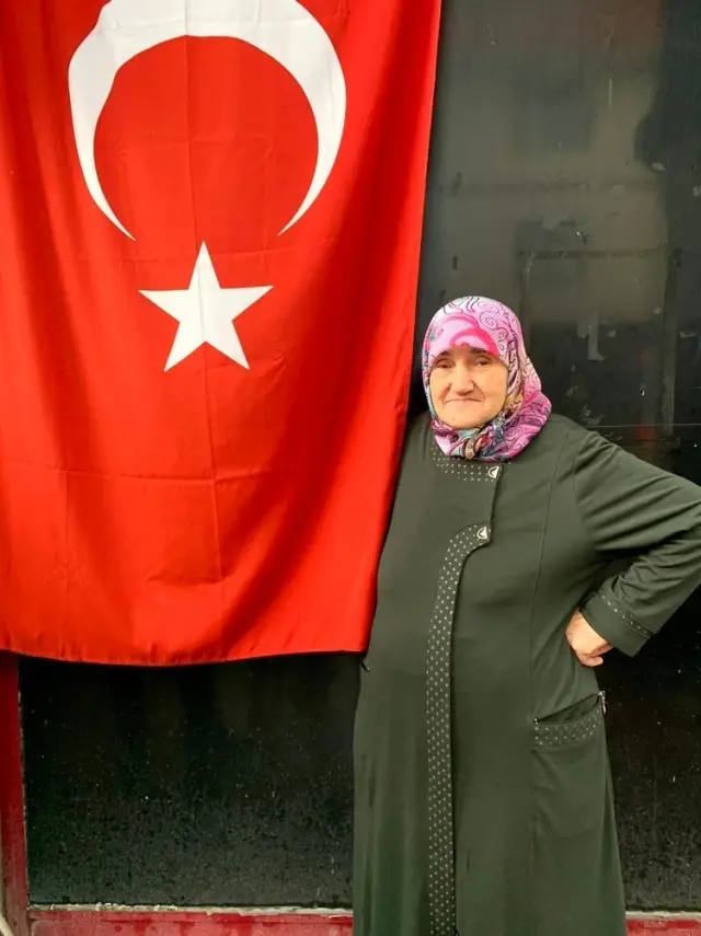 Bayrak sevgisi Türkiye'de gündem olan Nadire Nine: Atatürk'ün ...