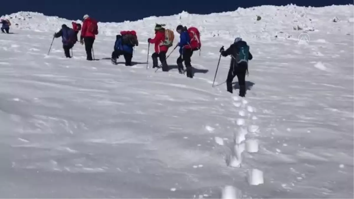 Yıldız Dağı'nın zirvesindeki yıpranan bayrağı dağcılar değiştirdi - Son ...