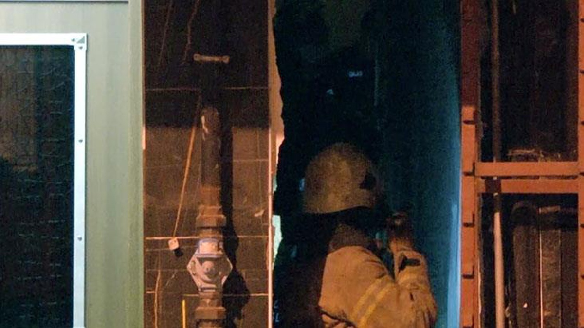 Gece vakti iki bina arasındaki boşluğa düşen kadın hayatını kaybetti ...
