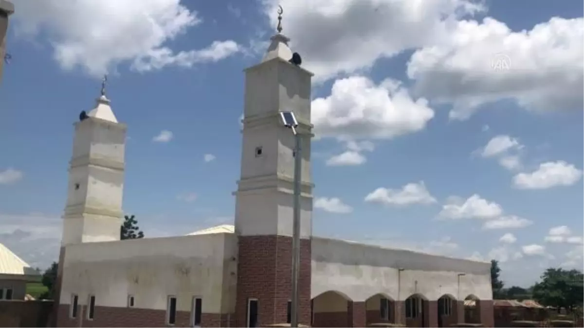 Nijerya'da Katolik papaz öncülüğünde Müslümanlar için cami inşa edildi ...