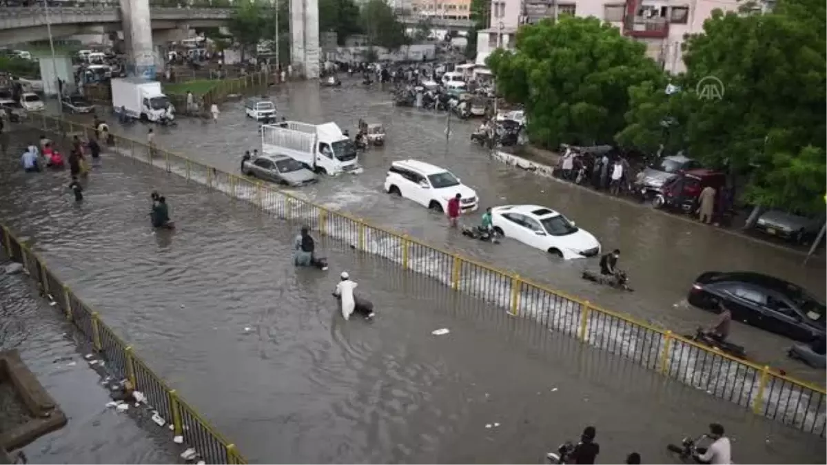 Pakistan'ın Karaçi şehrinde aşırı yağışlar hayatı olumsuz etkiledi ...