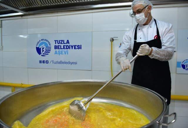 Alkış toplayan hareket! Her gün bin 500 kişilik yemeği ihtiyaç ...