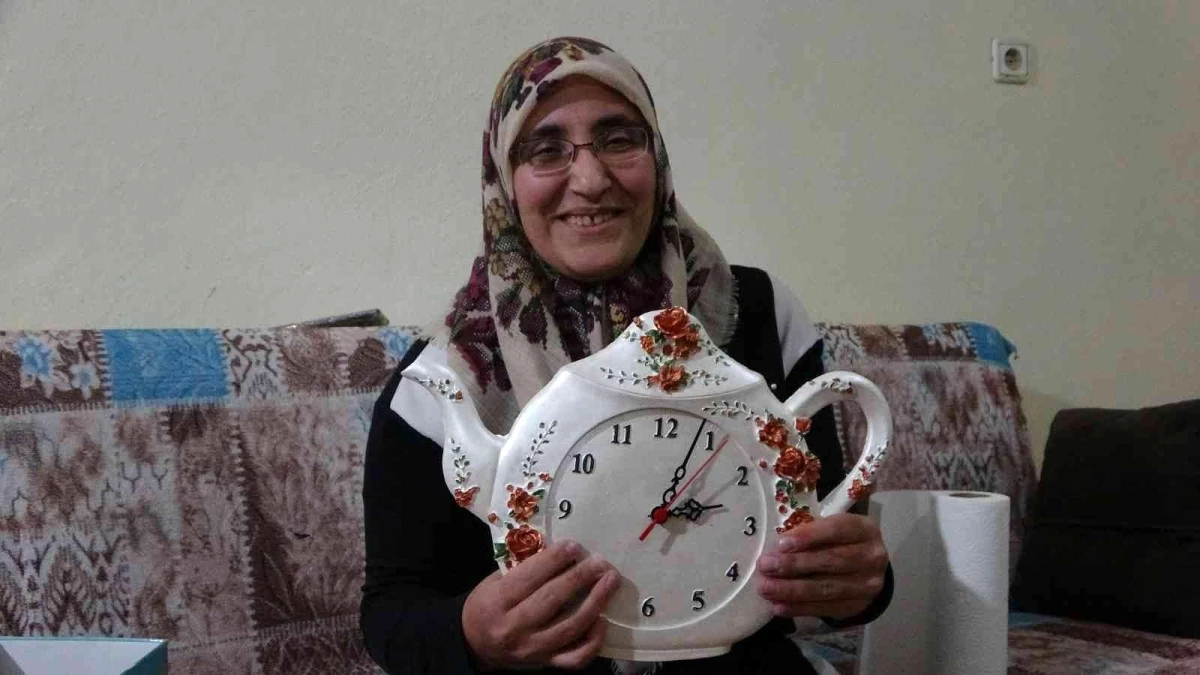 Engelli kadın ürettiği süs eşyalarını satarak aile bütçesine katkı ...