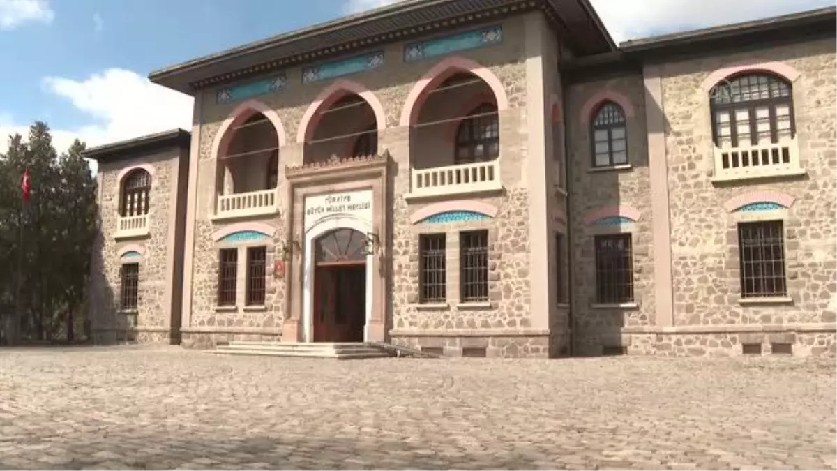 Atatürk'ün Büyük Nutuk'u okuduğu 'Riyaset Divanı' orijinal dokusuna ...