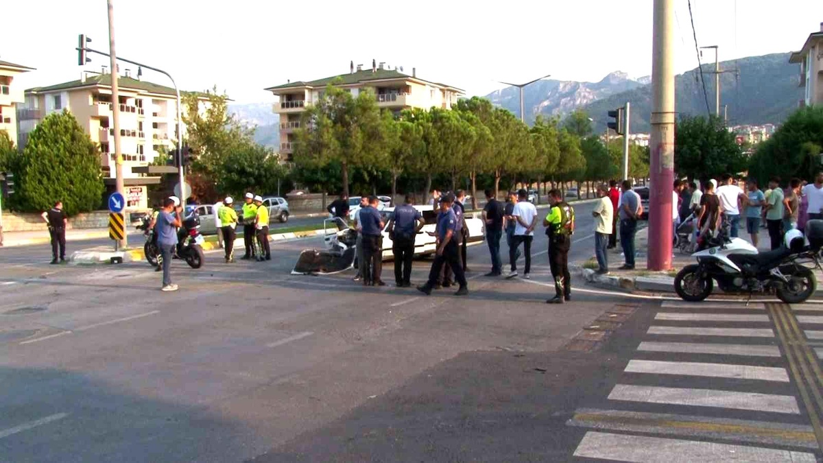 Sivil polis aracı otomobille çarpıştı: 1'i ağır 8 yaralı - Haberler