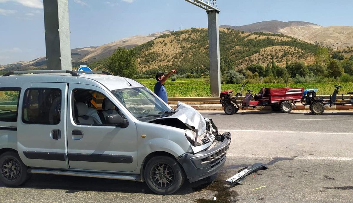 Çapa motoru ile hafif ticari araç çarpıştı: 6 yaralı - Son Dakika