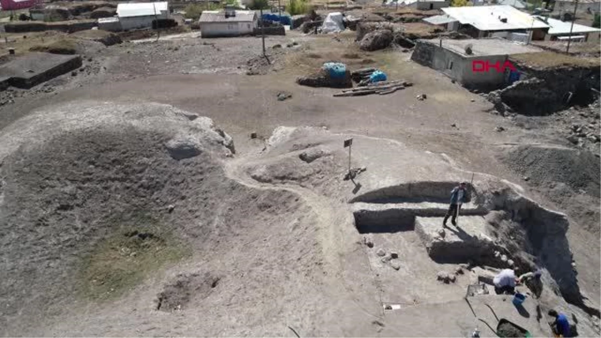 PULUR HÖYÜK'TE 3 BİN YILLIK İNSAN YÜZLÜ SERAMİK KAP PARÇASI BULUNDU ...