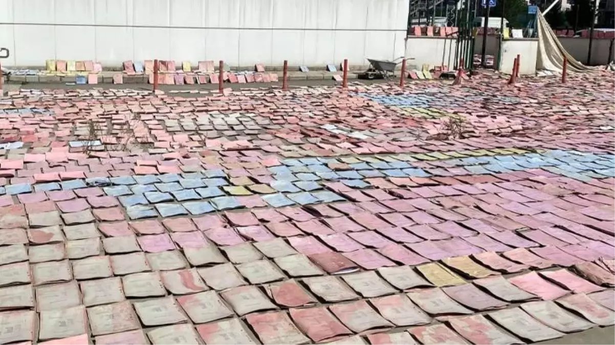 Bartın'daki selde ıslanan on binlerce dosya SGK bahçesine serilerek ...