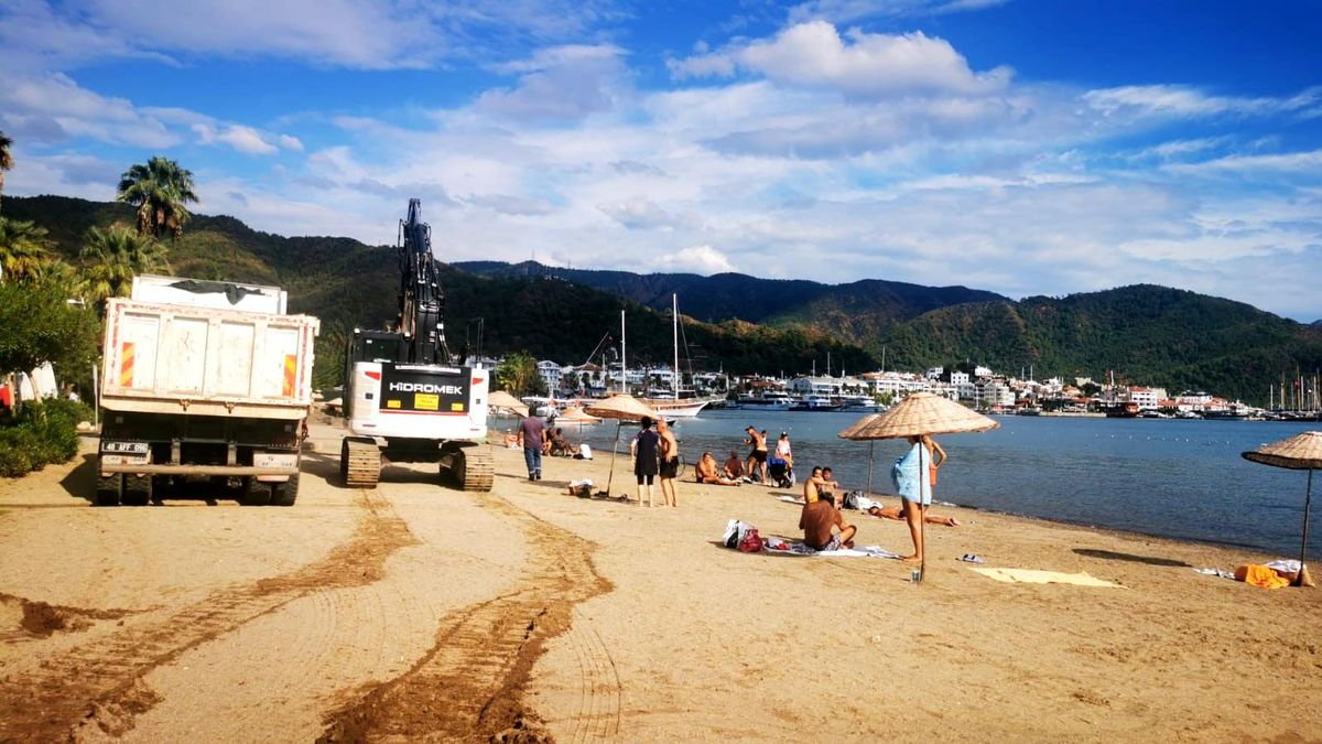 Muğla haber... Marmaris'te bir yanda deniz keyfi, bir yanda iş makineli ...