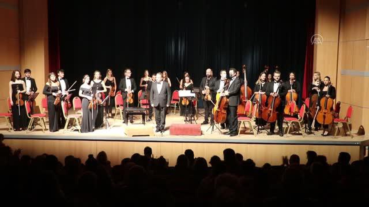 Yunan viyolonsel sanatçısı Toulis, TÜ Balkan Senfoni Orkestrası'yla ...