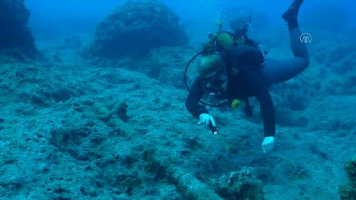 Antalya kıyılarında bulunan 14 gemi batığı su altı arkeologlarını ...