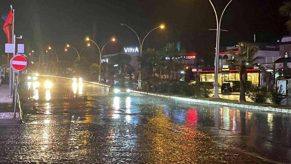 Bodrum'da sağanak yağış cadde ve sokakları göle çevirdi - Son Dakika