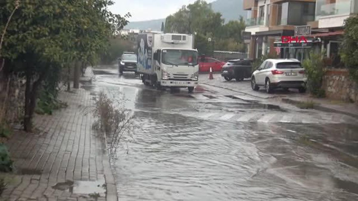 BODRUM'DA SAĞANAK; CADDE VE SOKAKLAR SUYLA DOLDU - Son Dakika