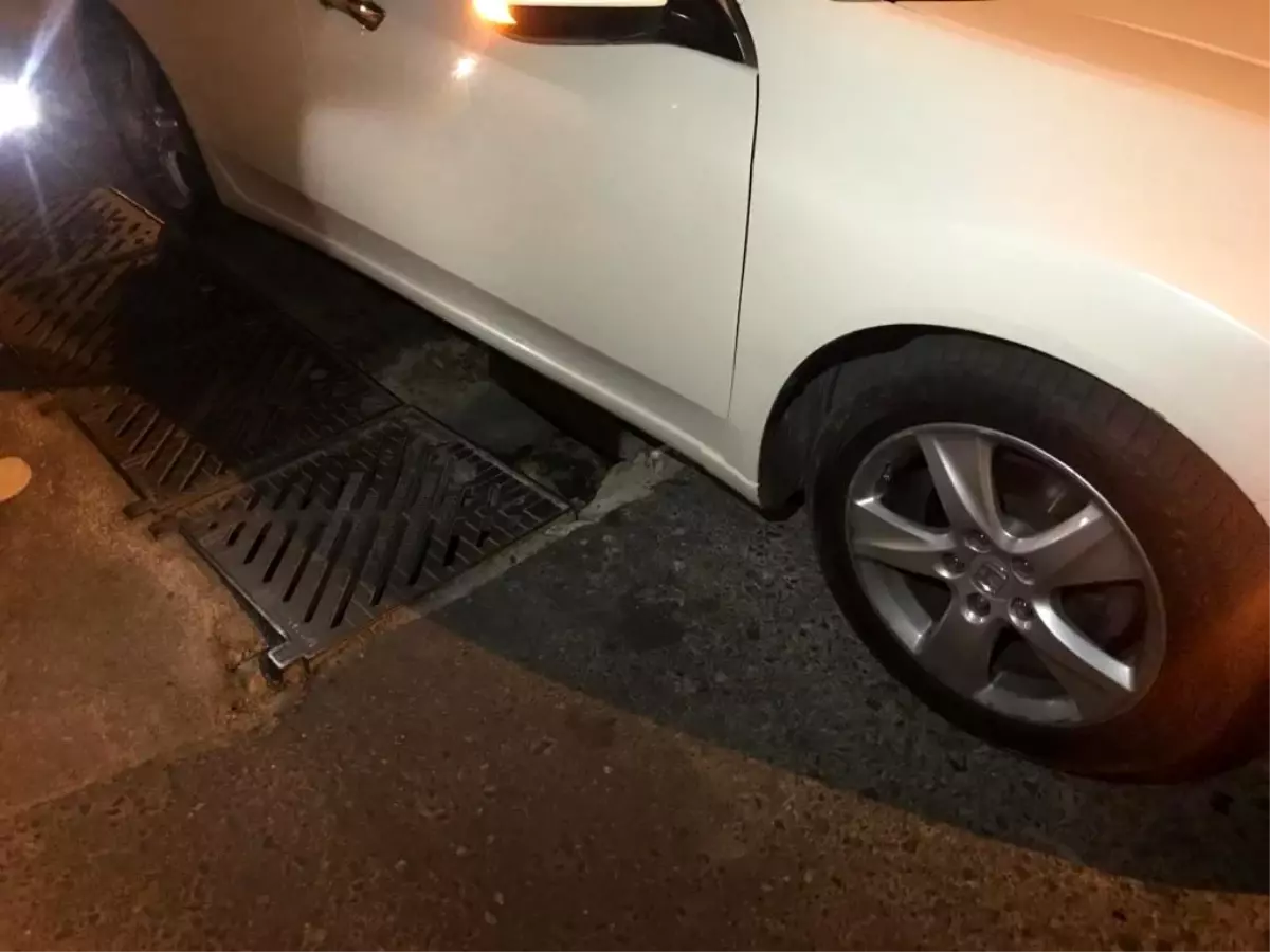 Otomobil mazgal çukuruna düştü - Son Dakika