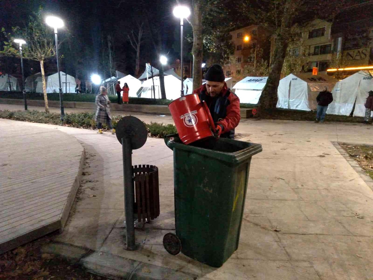 Depremin ilk saatlerden beri sahadalar - Son Dakika