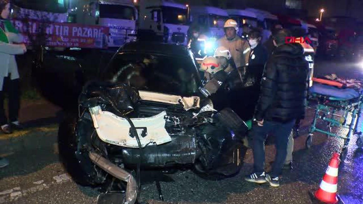ATAŞEHİR'DE OTOMOBİL İKİ ARACA ÇARPTI ANNE VE KIZI YARALANDI - Son Dakika