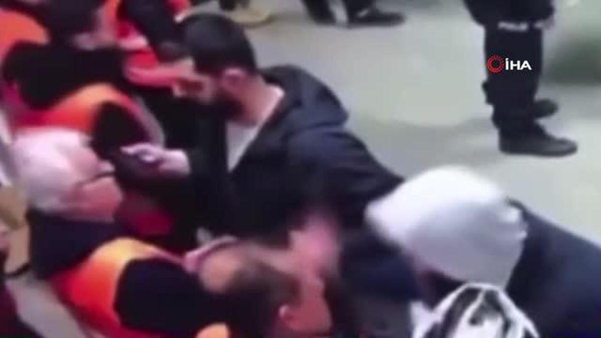 Olaylı İzmir derbisinde işaret fişeğini stada sokan zanlının görüntüsü ...