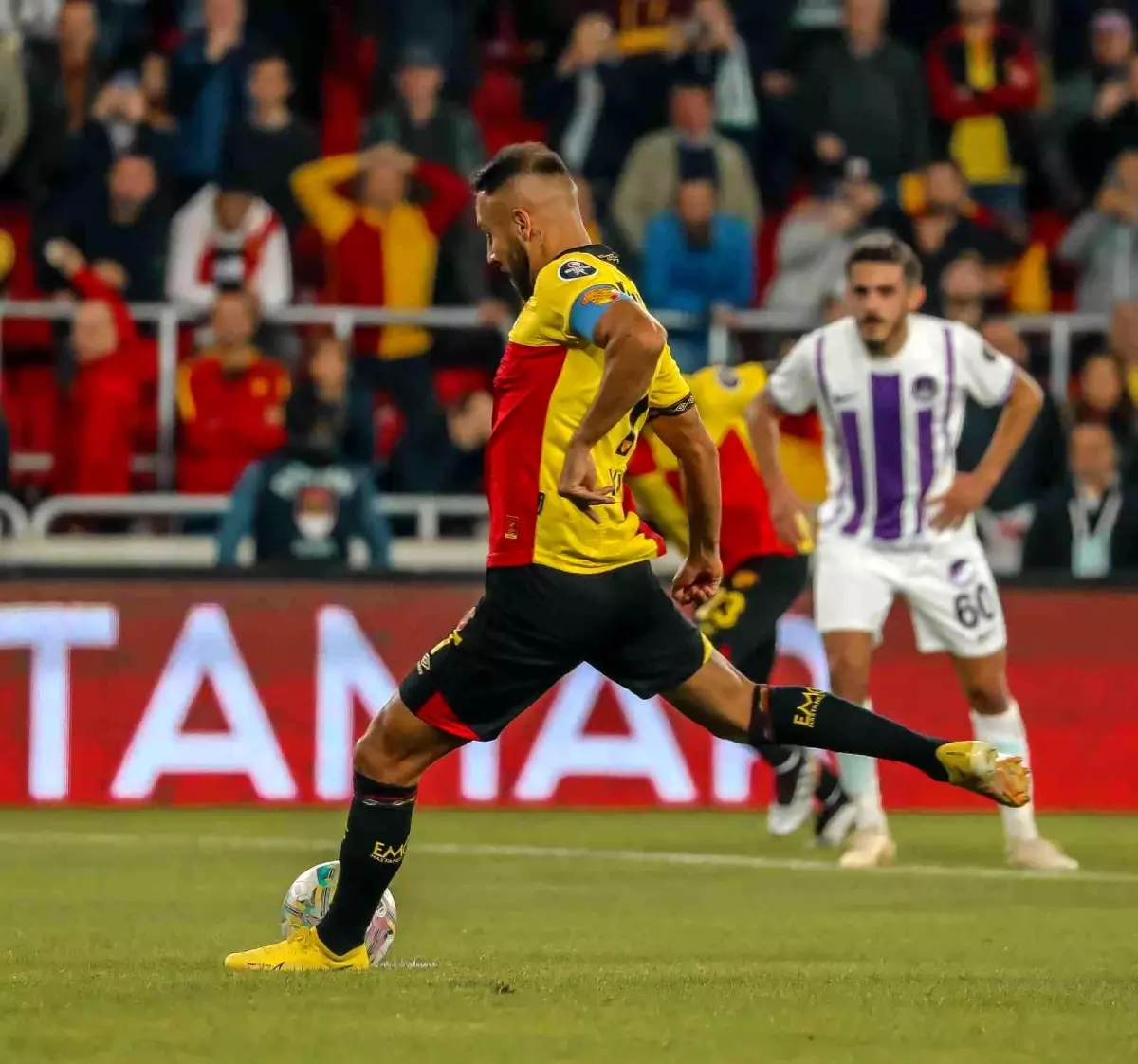 Göz-Göz, direklere takılıyor - Son Dakika