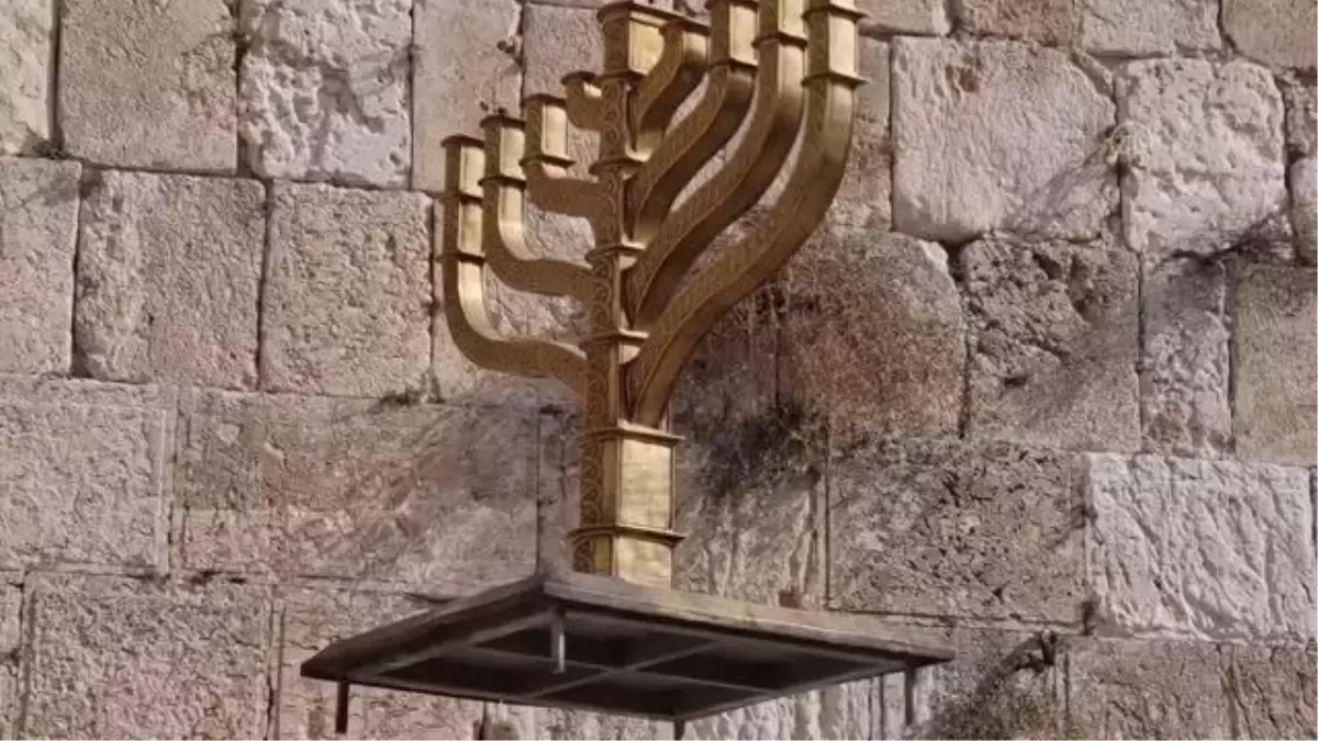 Ağlama Duvarı'na 'Hanukiya' adı verilen 9 kollu şamdan yerleştirildi ...