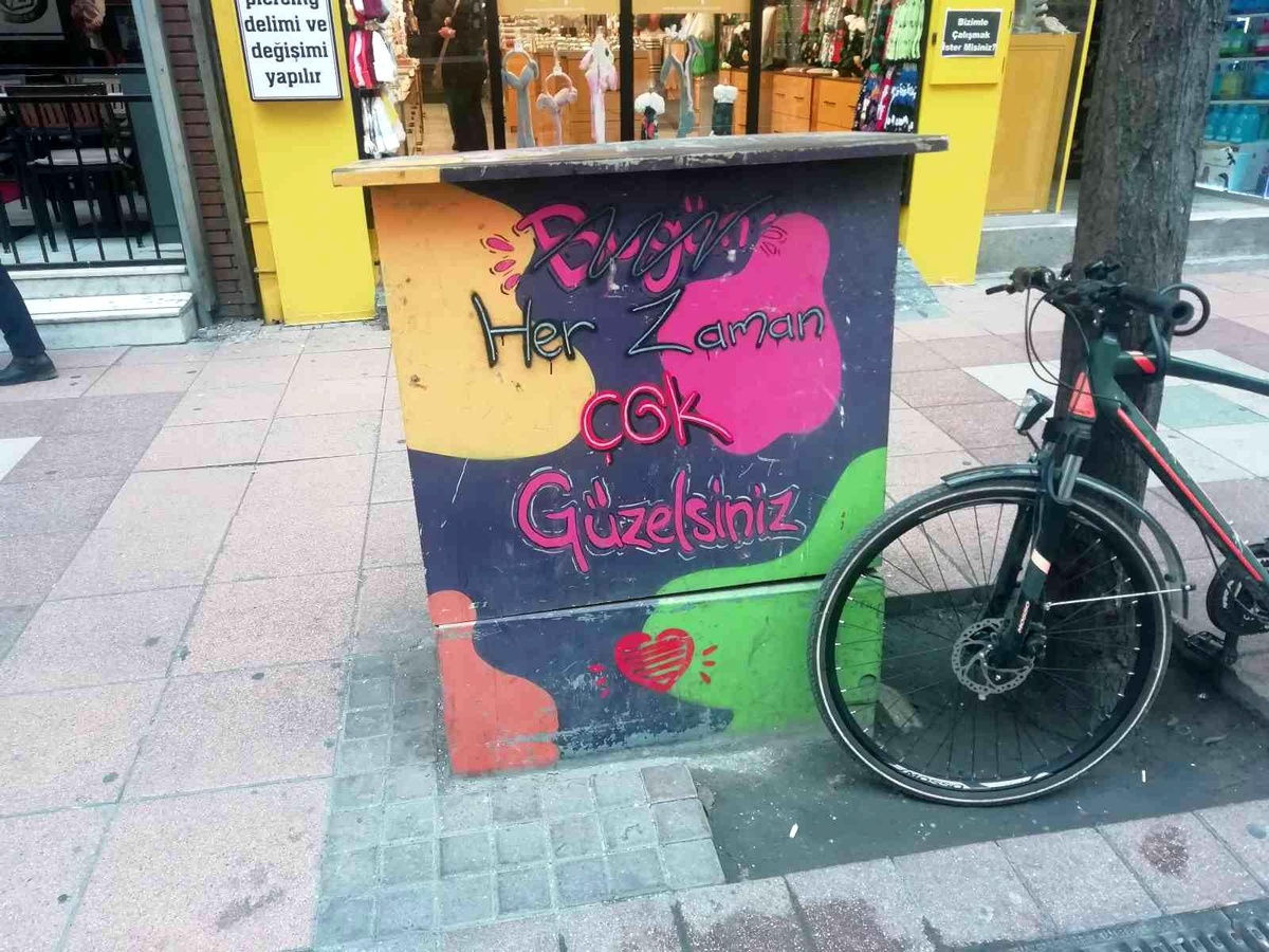 Elektrik kutusunun üstündeki pozitif mesaj - Haberler