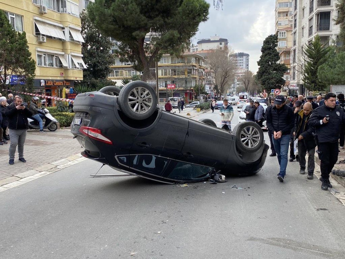 Kadıköy'de kontrolden çıkan araç kaldırımdaki yayaya çaptı - Son Dakika