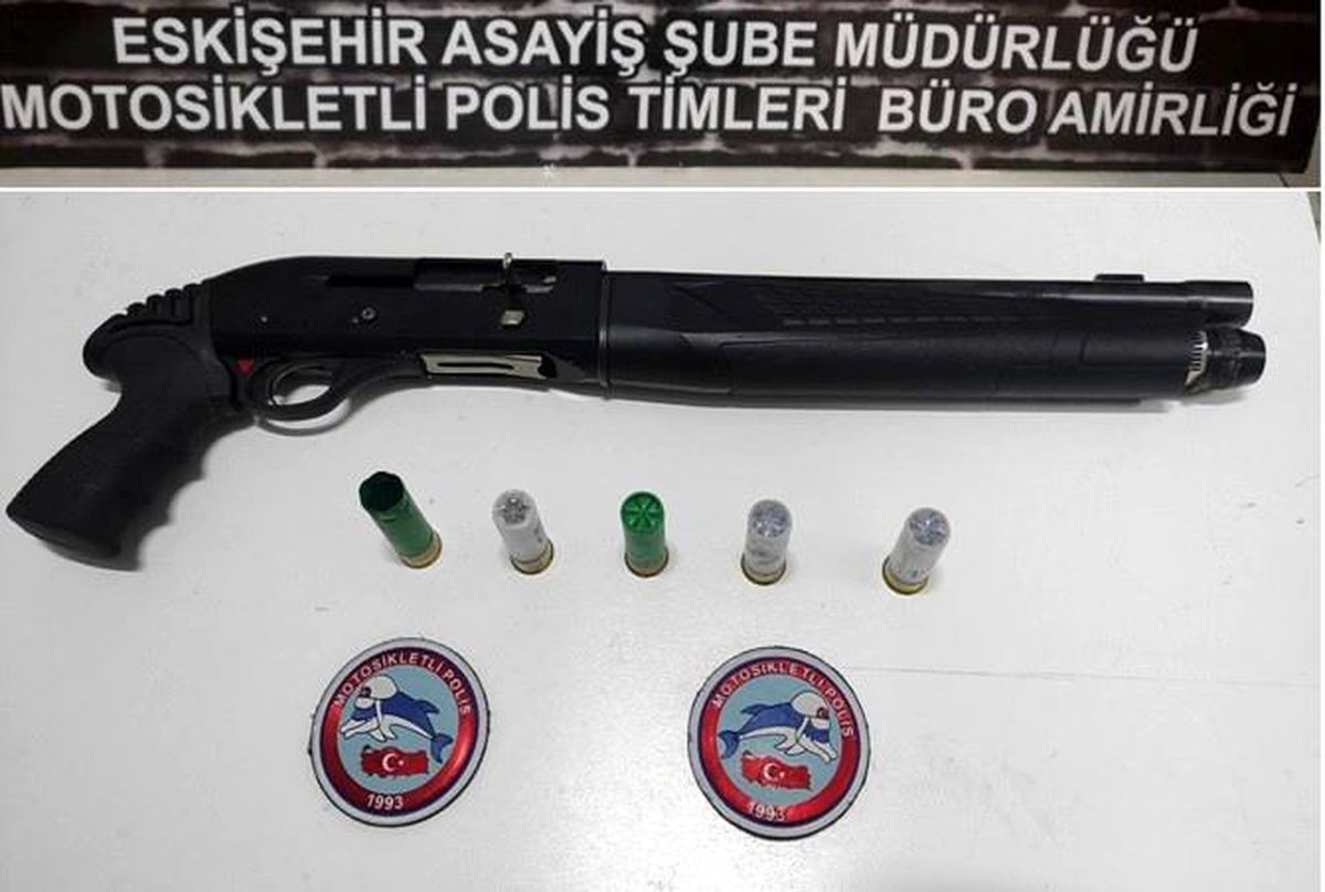 Polis 3 silahı ele geçirip 4 şahsı yakaladı - Son Dakika