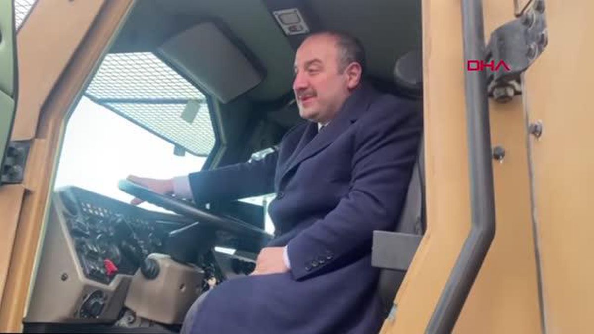 BAKAN VARANK, TANK TAŞIYICININ DİREKSİYONUNA GEÇTİ - Son Dakika