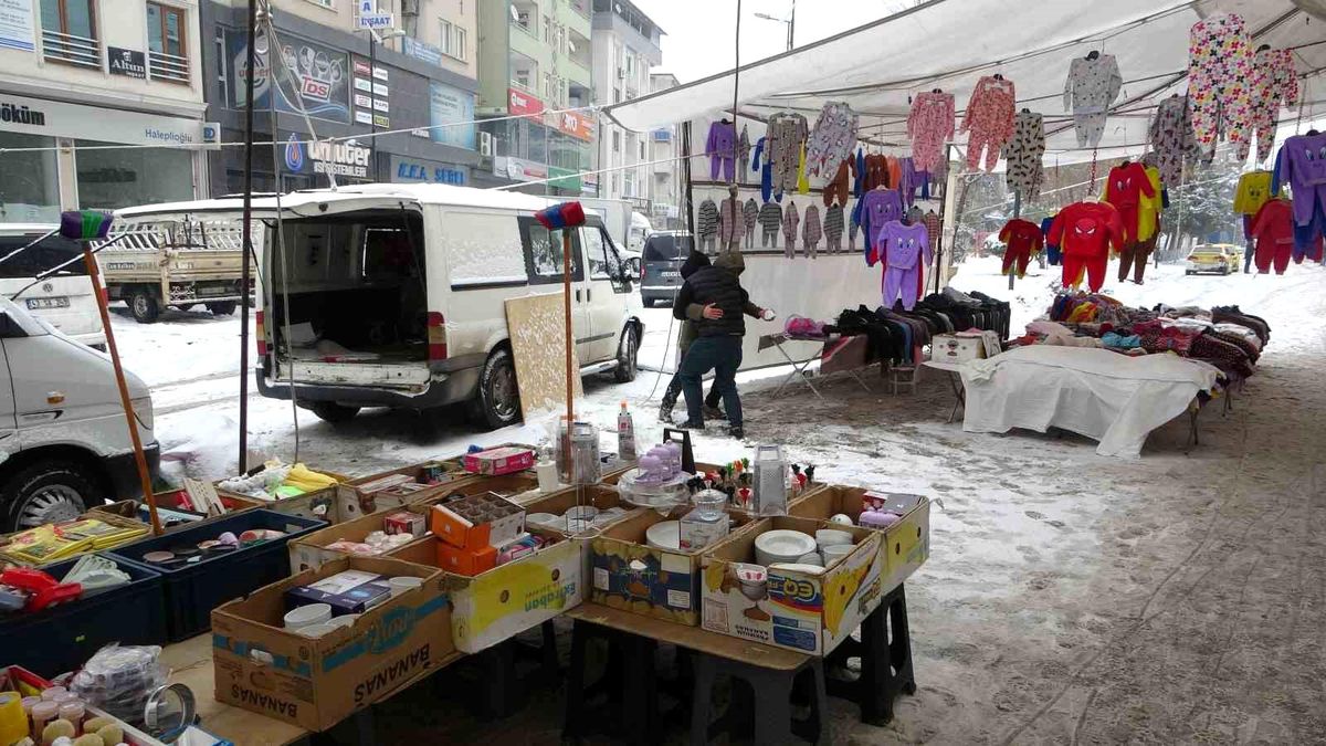 Kar nedeniyle müşteri bulamayınca kar topu oynadılar - Son Dakika