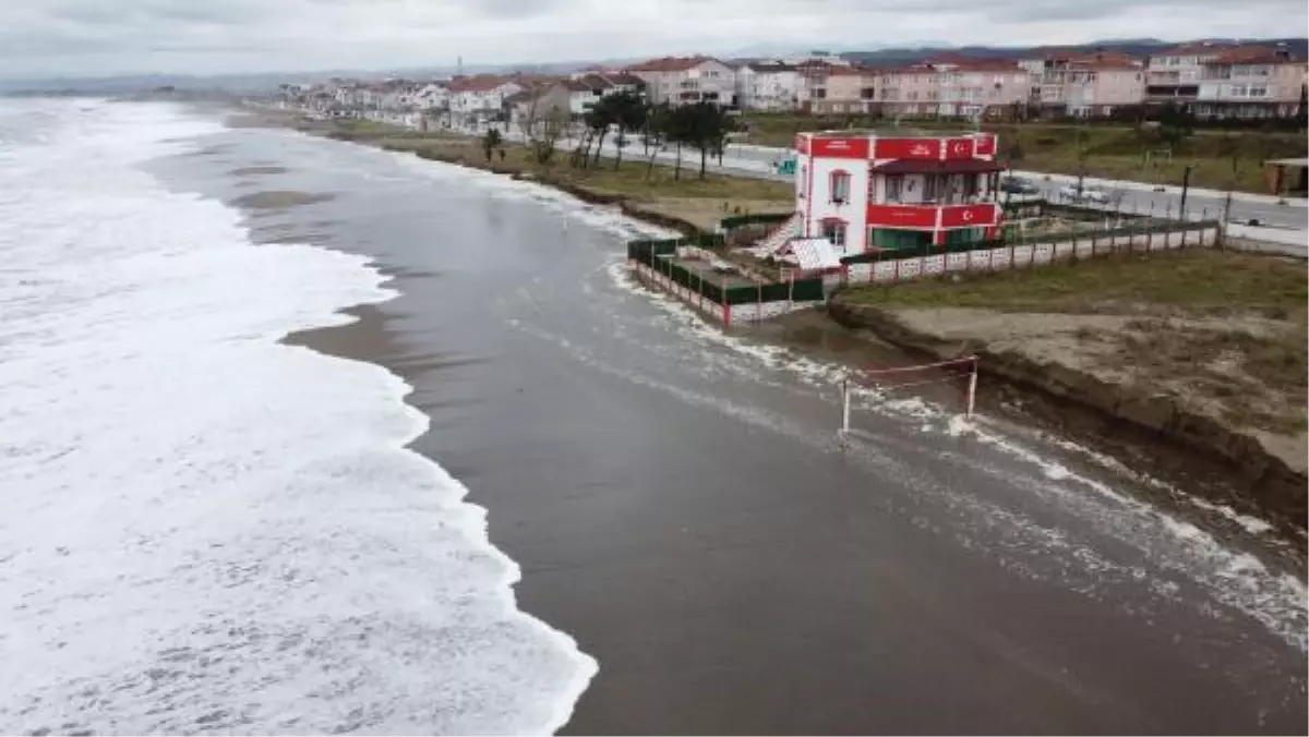 KARASU'DA DEV DALGALAR SAHİLİ KAPLADI - Son Dakika