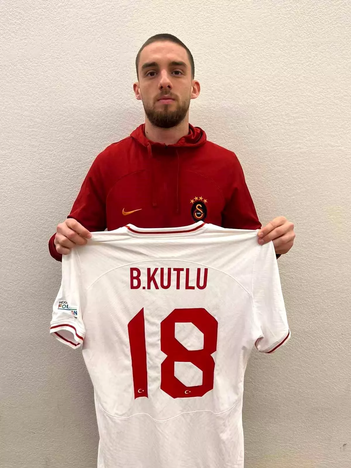 Berkan Kutlu, depremzedeler için milli takım formasını bağışladı - Son ...