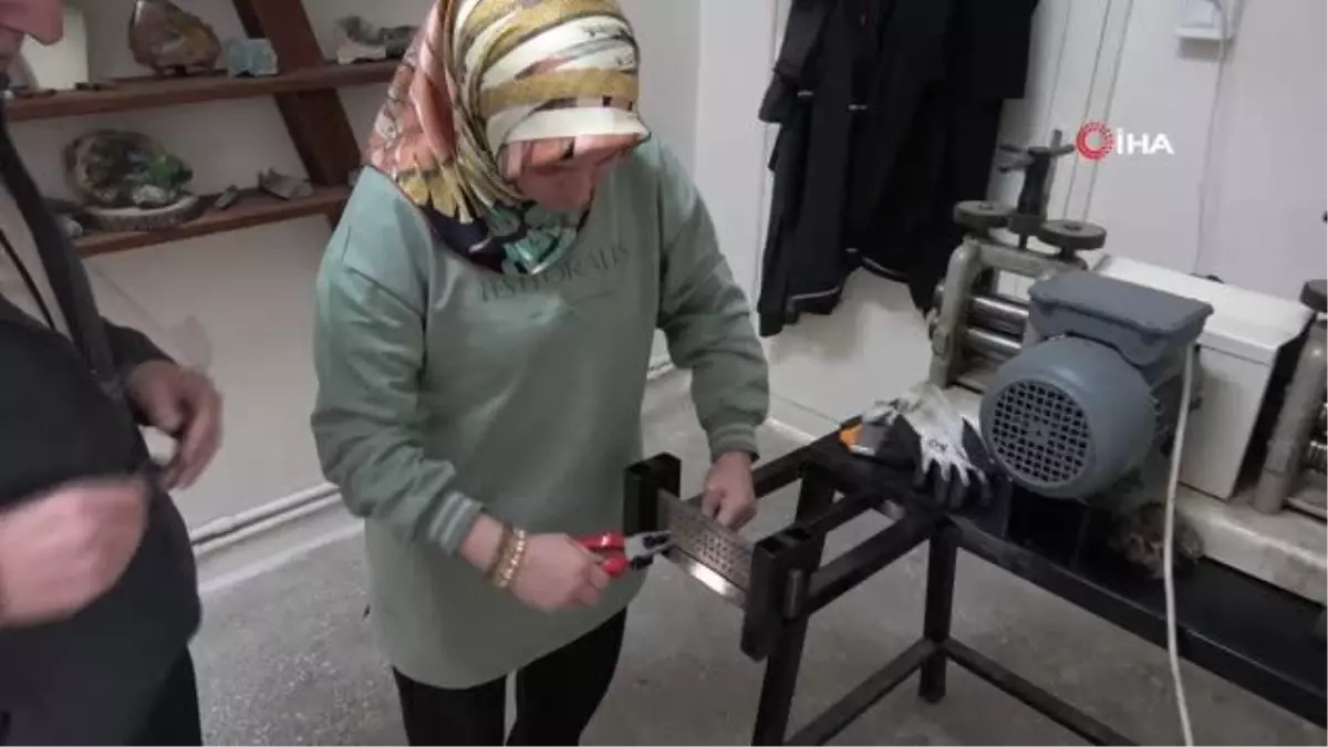 3 asırdır erkek ustalar üretiyordu... Artık 'Tokat Bileziği'ni kadın ...