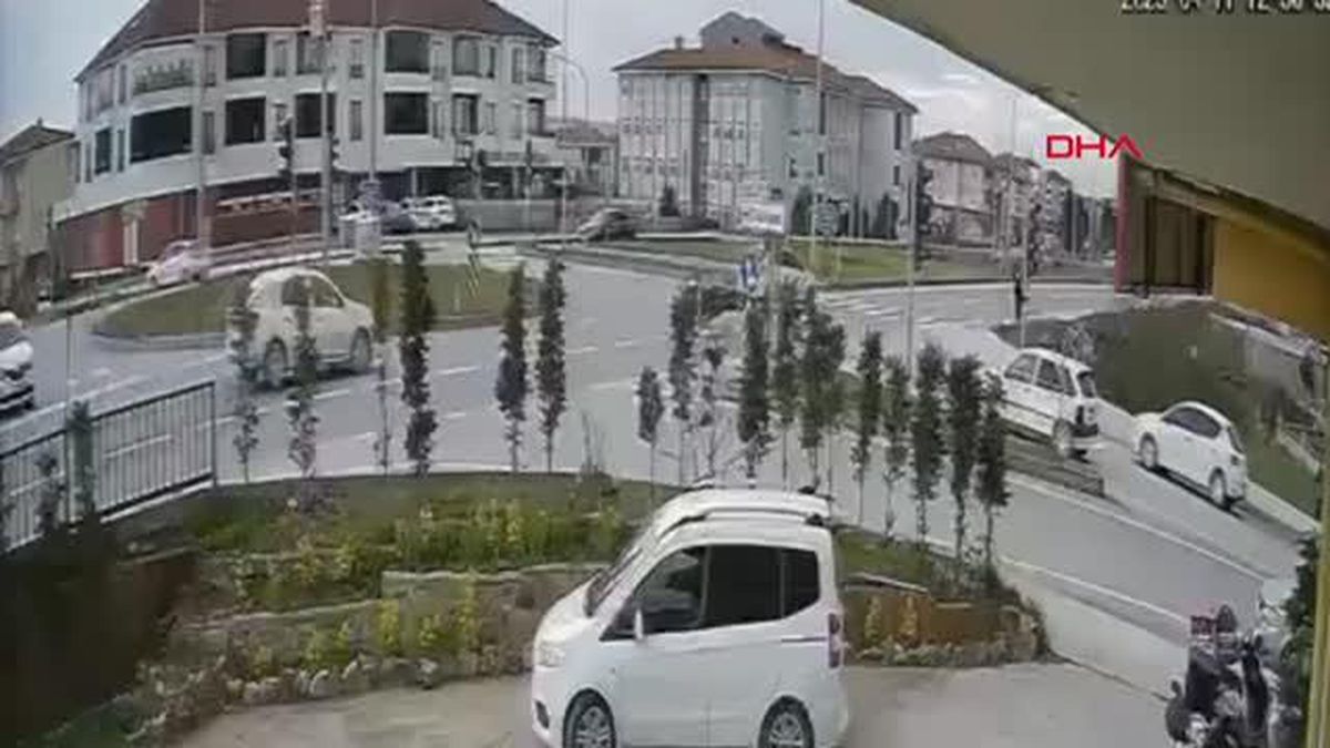 ELEKTİKLİ ARACA ÇARPMAMAK İÇİN MANEVRA YAPAN OTOMOBİL BAHÇEYE UÇTU: 1 ...