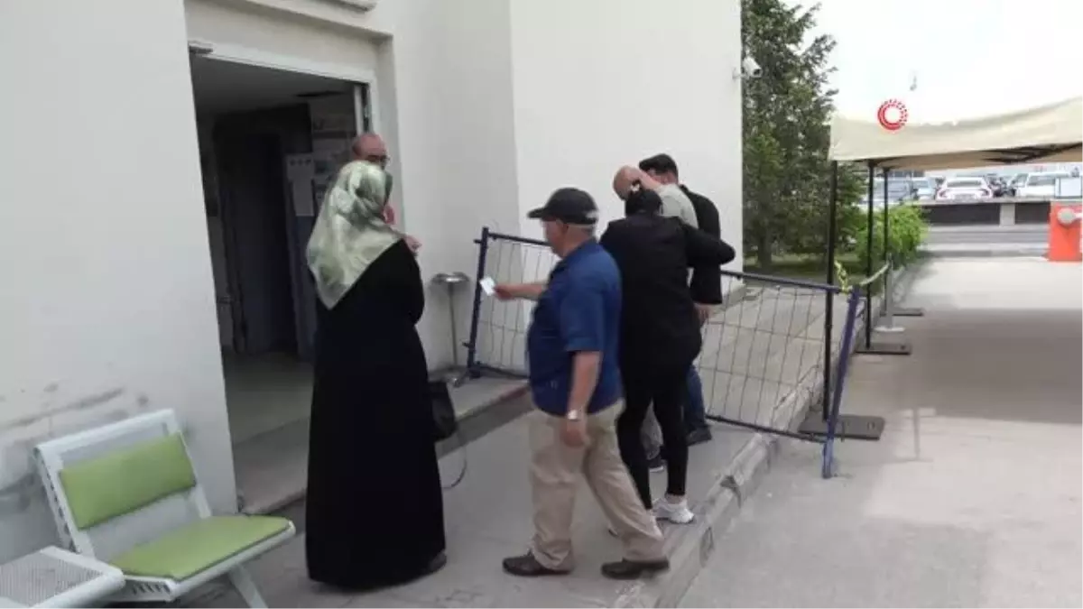 Yurtdışındaki vatandaşlar havaalanına kurulan sandıklarda oy vermeye ...